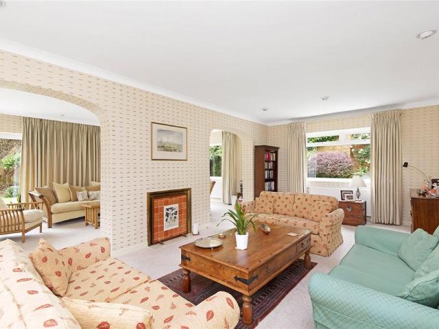 6 bedroom detached house for sale