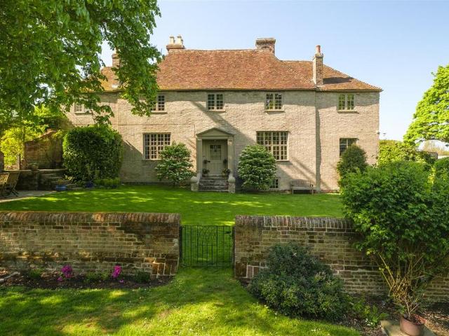 6 bedroom detached house for sale