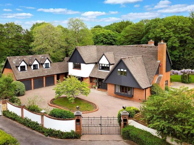 6 bedroom detached house for sale