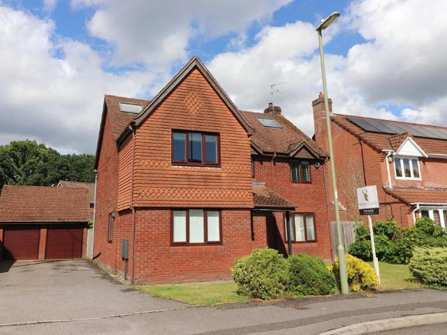 6 bedroom detached house for sale