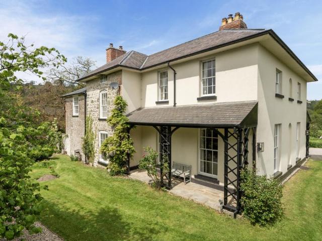 6 bedroom detached house for sale