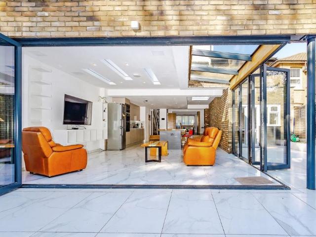 6 bedroom detached house for sale