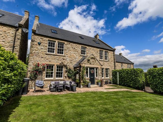 6 bedroom detached house for sale