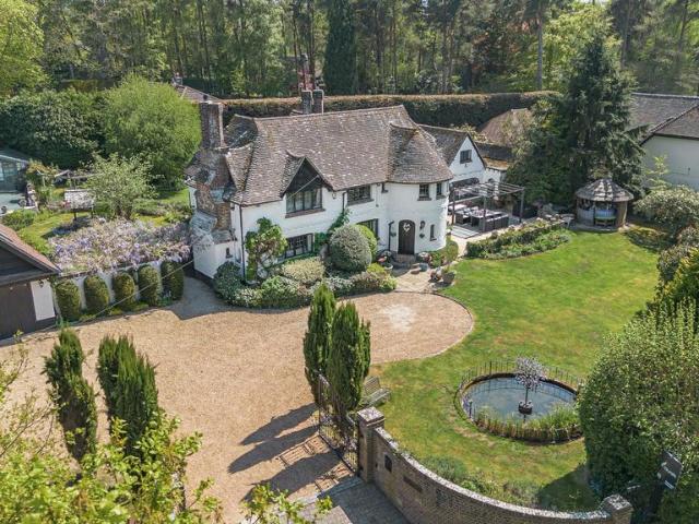 6 bedroom detached house for sale