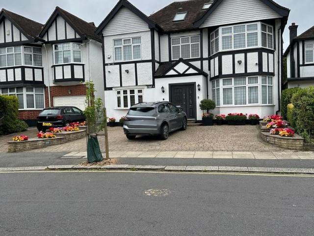 6 bedroom detached house for sale