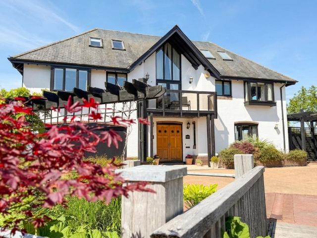 6 bedroom detached house for sale