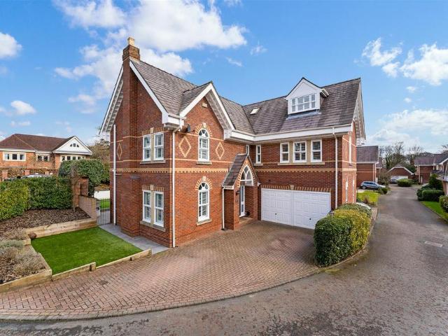 6 bedroom detached house for sale