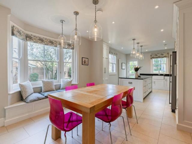 6 bedroom detached house for sale