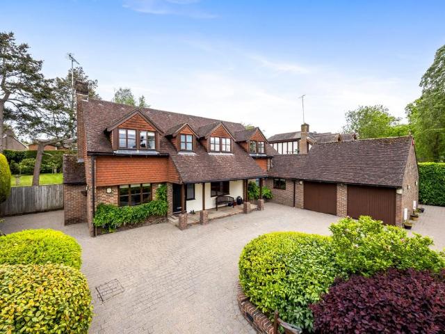 6 bedroom detached house for sale