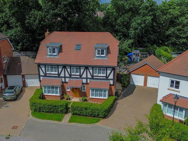 6 bedroom detached house for sale
