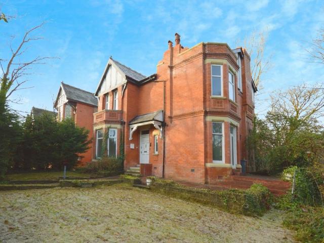 6 bedroom detached house for sale