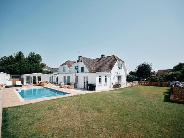 6 bedroom detached house for sale