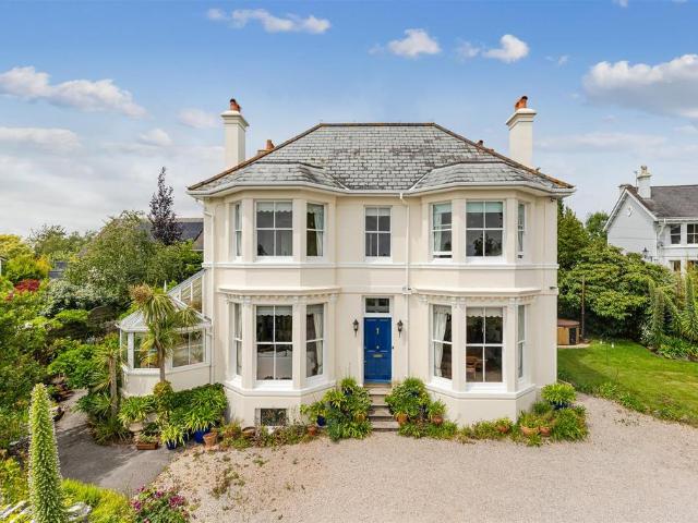 6 bedroom detached house for sale