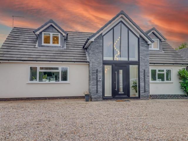 6 bedroom detached house for sale
