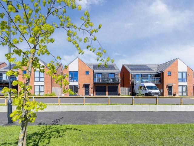 6 bedroom detached house for sale