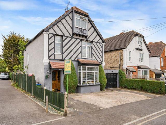 6 bedroom detached house for sale