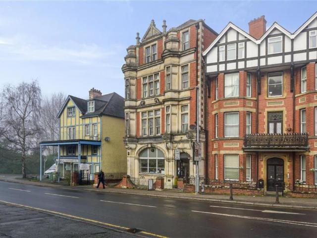 6 bedroom detached house for sale