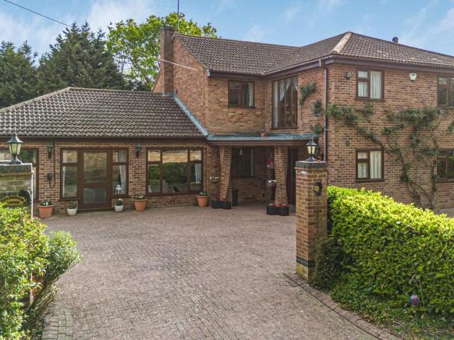 6 bedroom detached house for sale