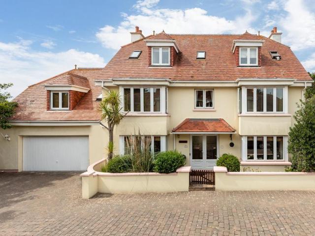 6 bedroom detached house for sale