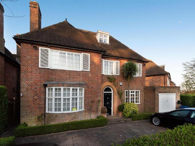 6 bedroom detached house for sale