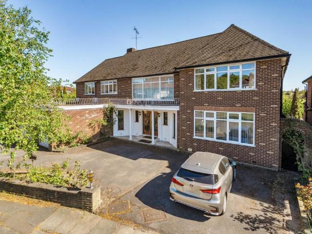 6 bedroom detached house for sale