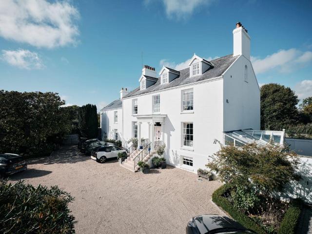 6 bedroom detached house for sale