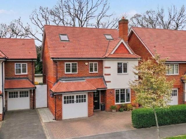 6 bedroom detached house for sale