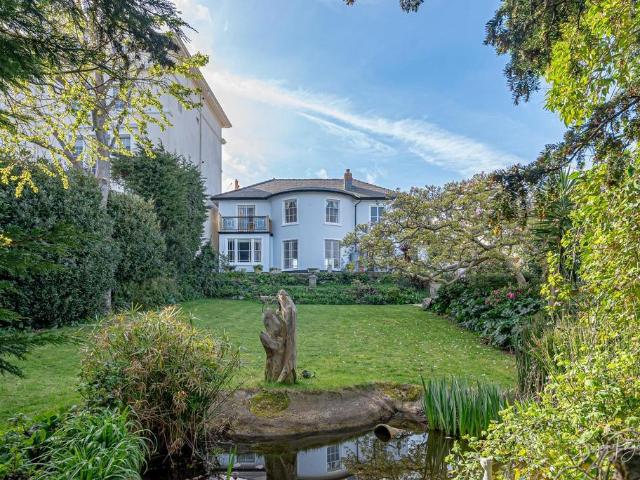 6 bedroom detached house for sale