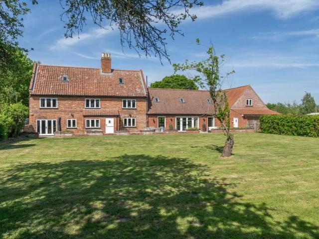 6 bedroom detached house for sale