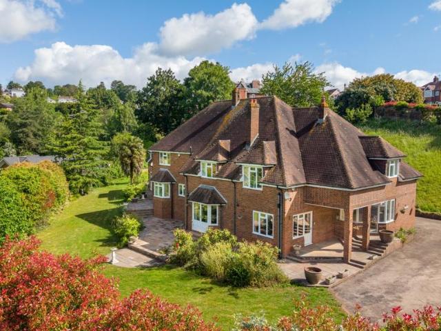 6 bedroom detached house for sale