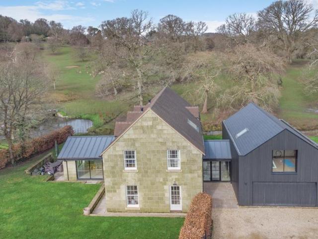 6 bedroom detached house for sale