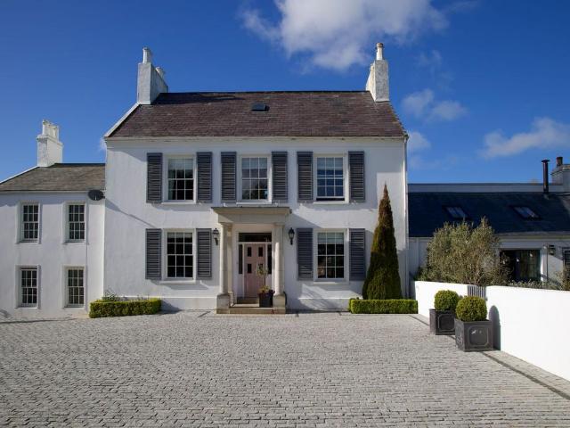 6 bedroom detached house for sale