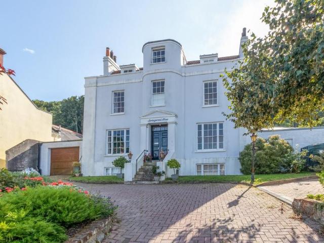 6 bedroom detached house for sale