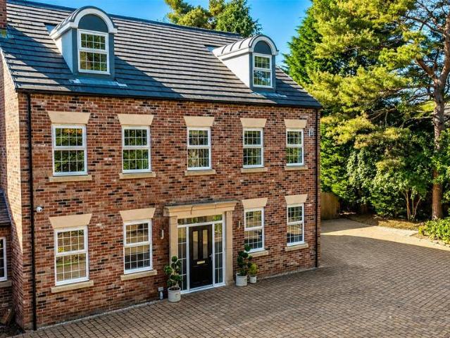 6 bedroom detached house for sale