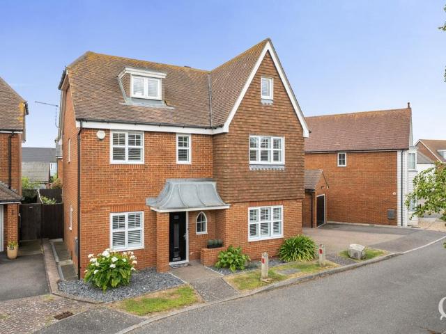 6 bedroom detached house for sale