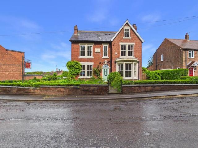 6 bedroom detached house for sale