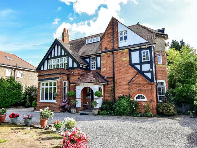 6 bedroom detached house for sale