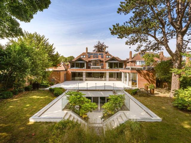 6 bedroom detached house for sale