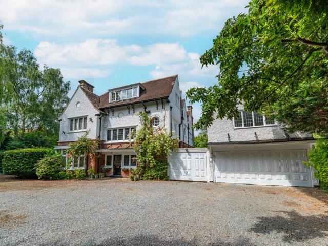 6 bedroom detached house for sale