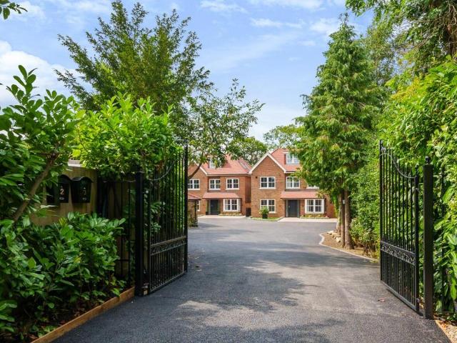6 bedroom detached house for sale