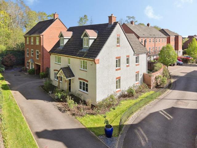 6 bedroom detached house for sale