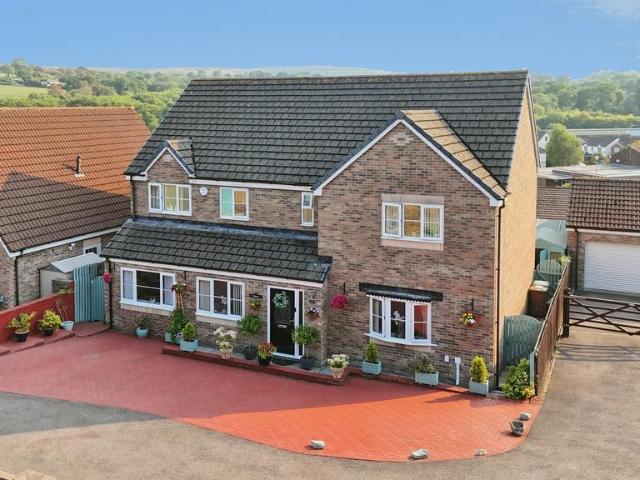6 bedroom detached house for sale