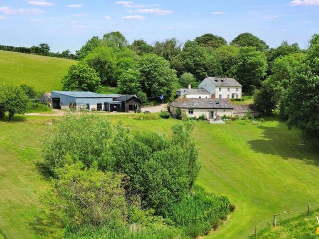6 bedroom detached house for sale