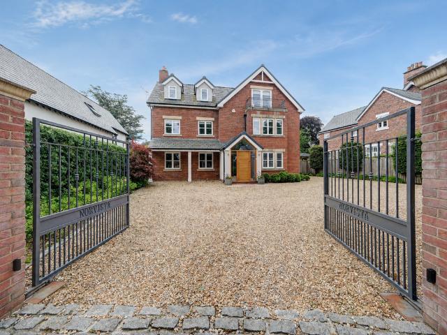 6 bedroom detached house for sale