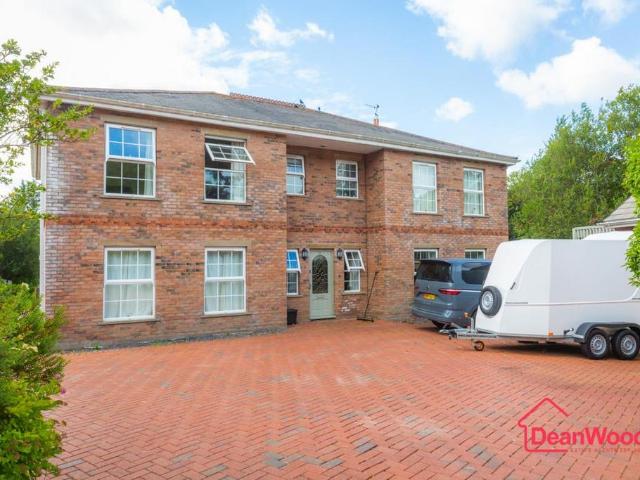6 bedroom detached house for sale