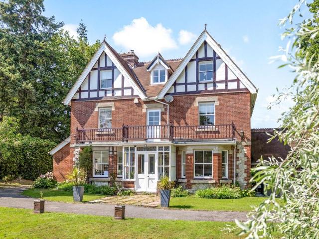 6 bedroom detached house for sale