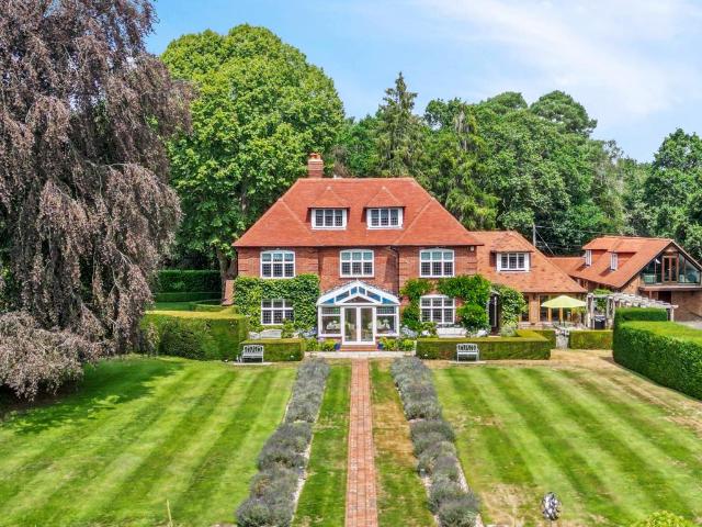 6 bedroom detached house for sale
