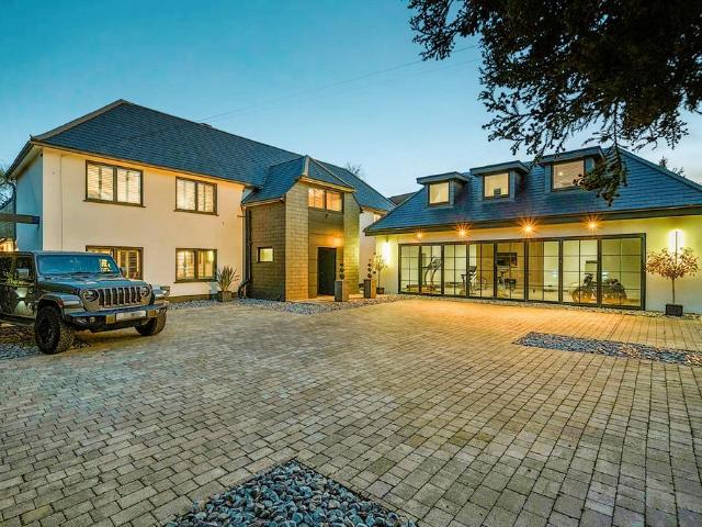 6 bedroom detached house for sale