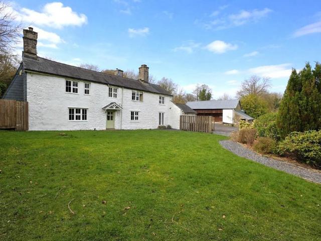 6 bedroom detached house for sale