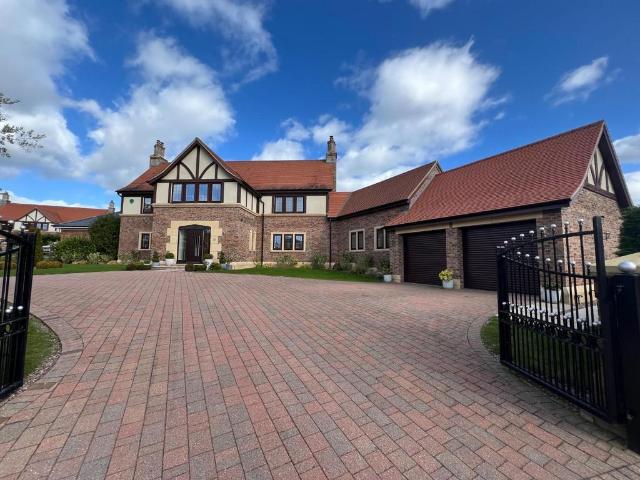 6 bedroom detached house for sale